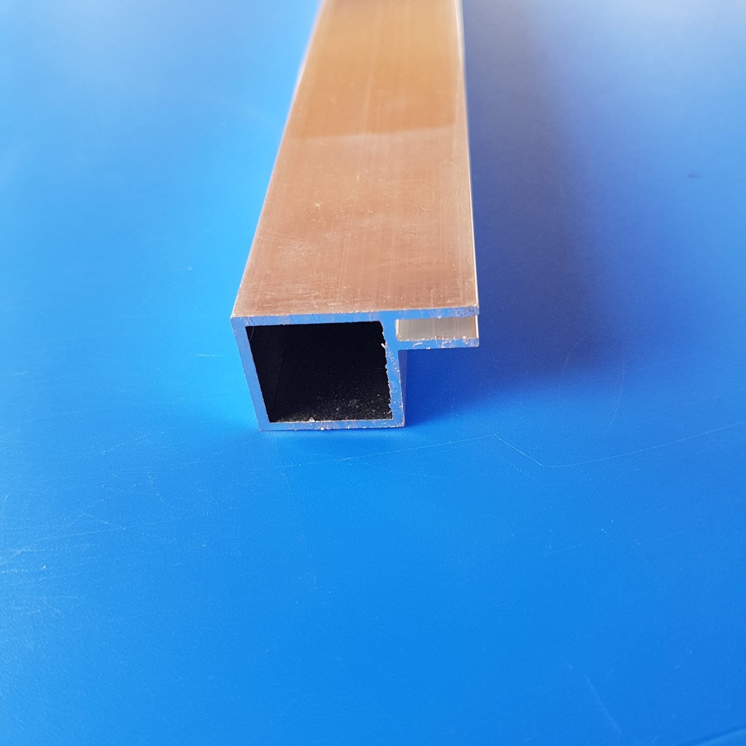 Hliníkový jokel 20x20x1,5mm s dvoma krídielkami - Lacná voliéra